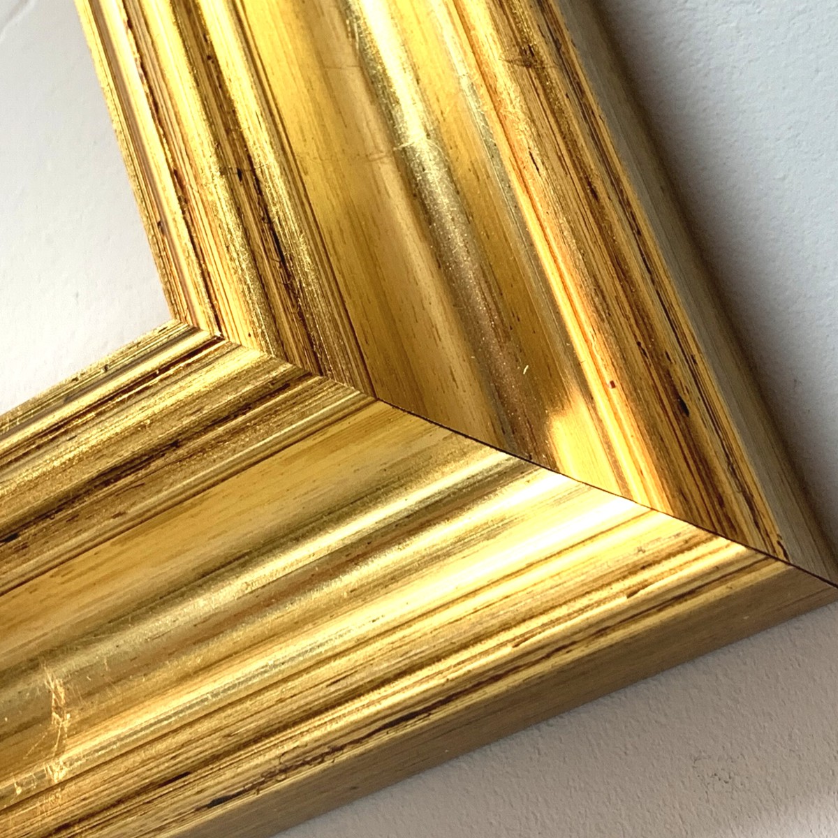 Klasyczna złota rama do obrazu na płótnie szlakmetal SA13