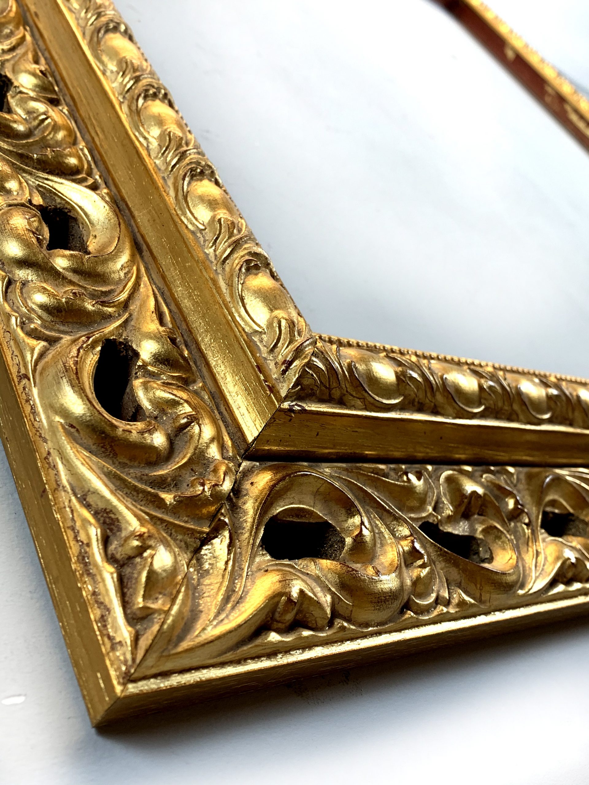 Rama do obrazu złota rzeźbiona SA01