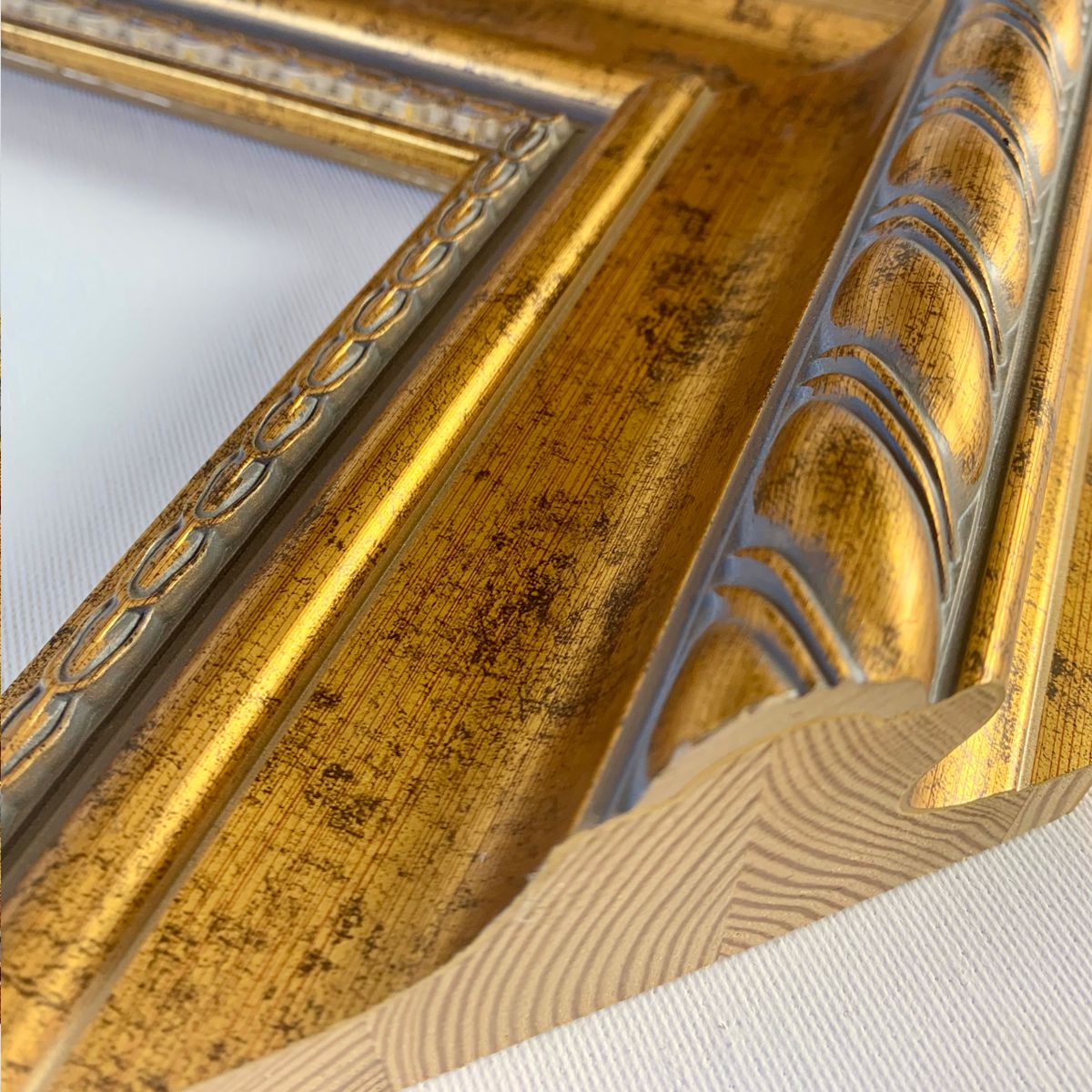 Klasyczna rama do obrazu złota drewniana oprawa SA34