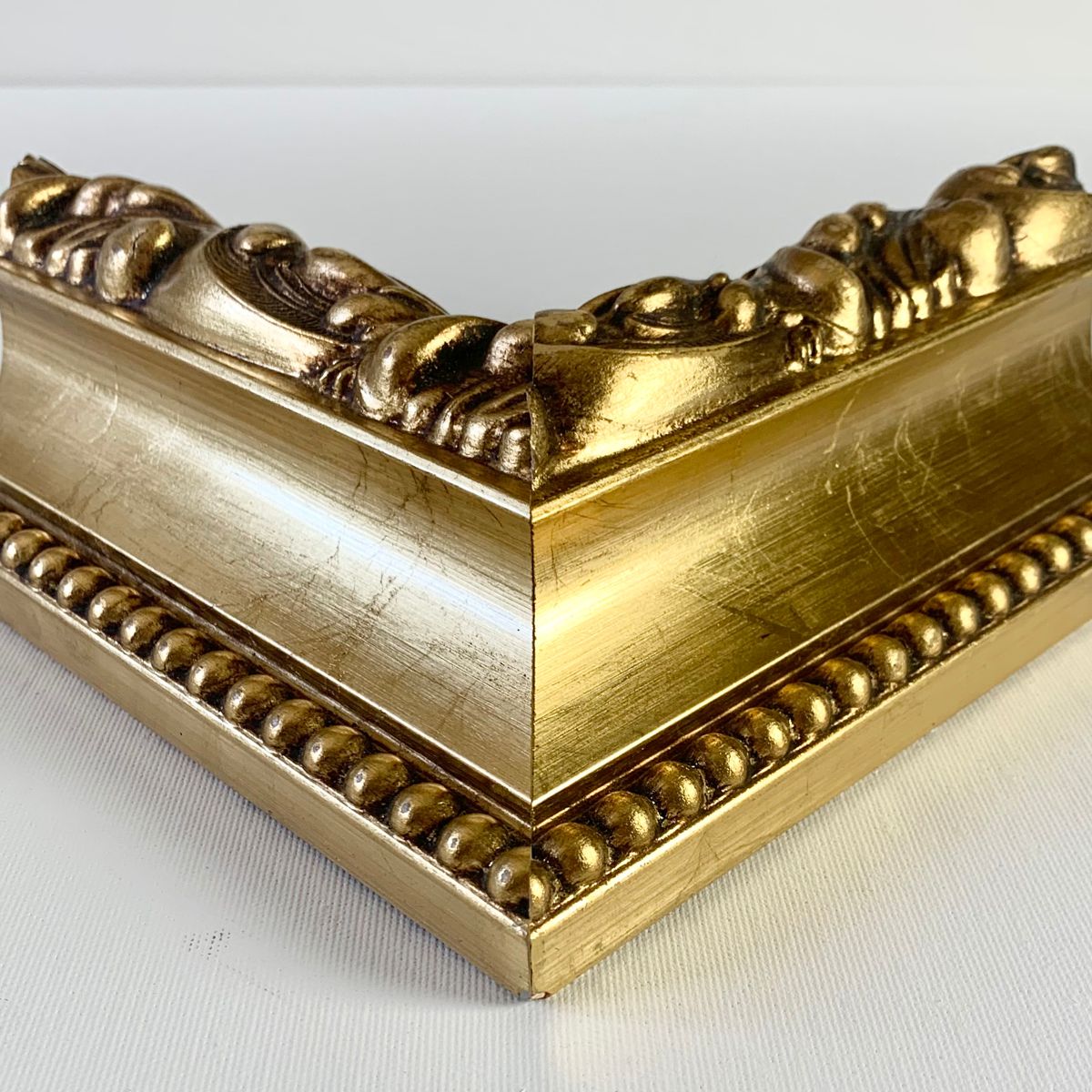 Rustykalna rama do obrazu szeroka ozdobna złota SA38